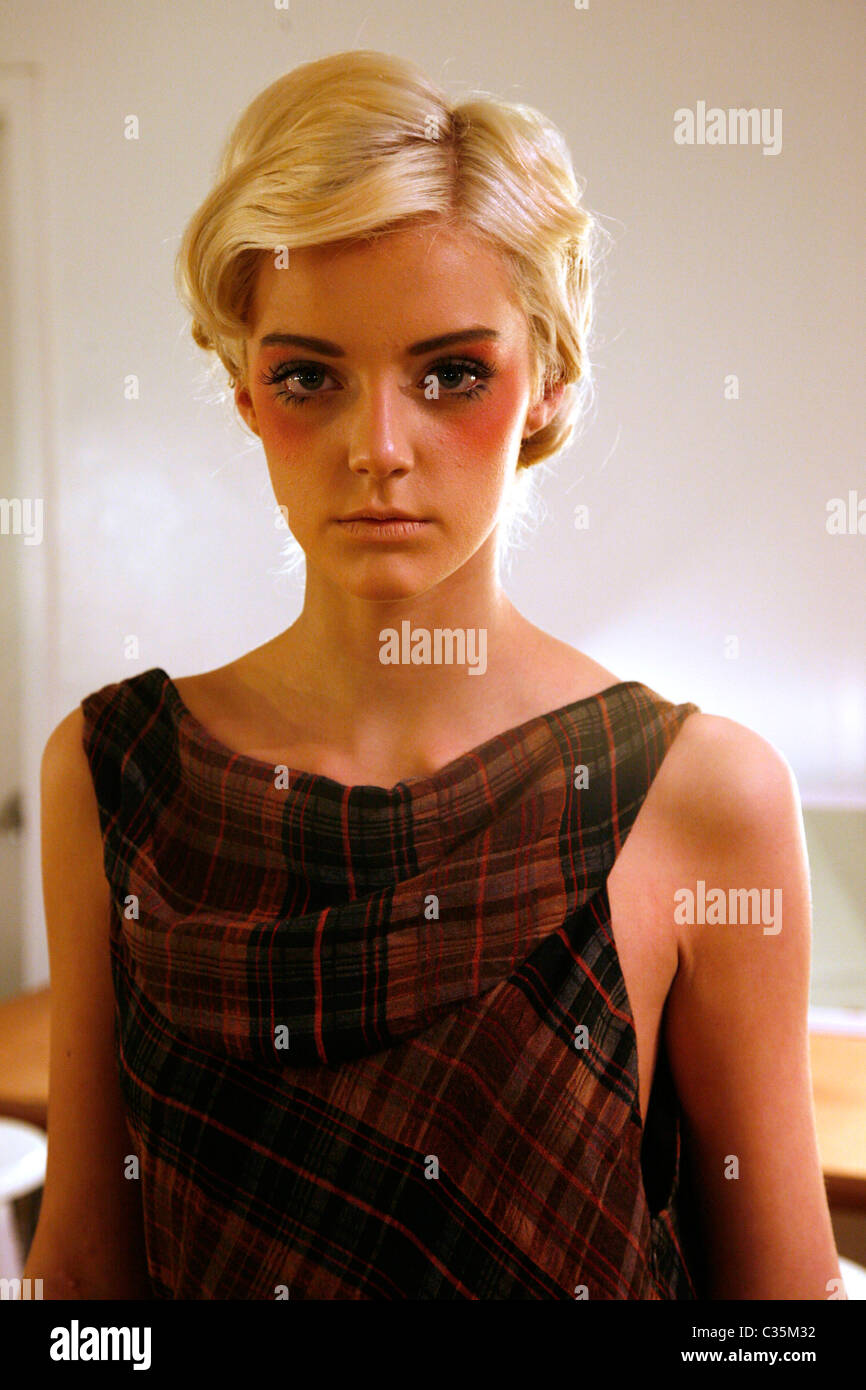 Model Mercedes-Benz IMG New York Fashion Week Fall 2009 - Alvin Valley ...