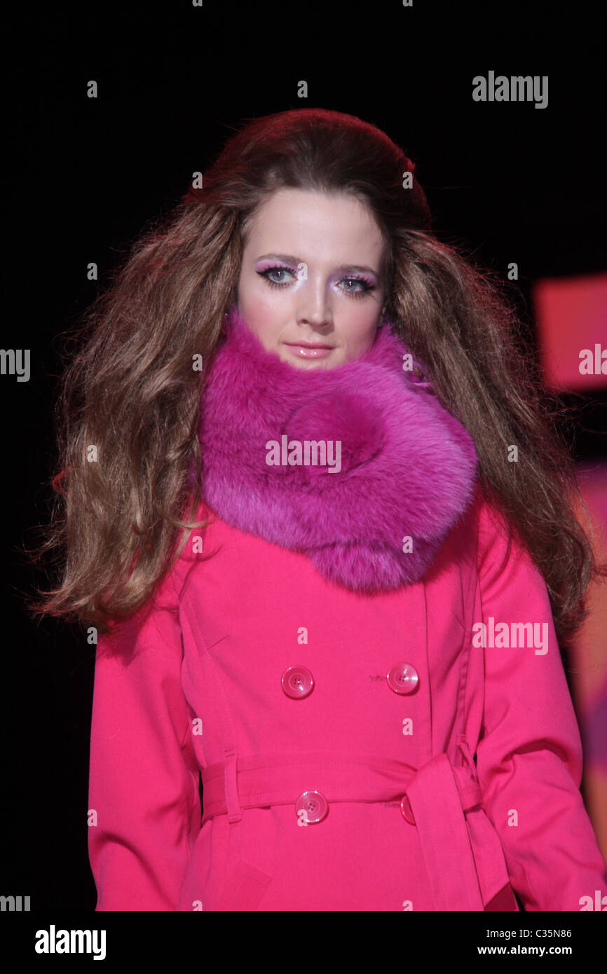 Model Mercedes-Benz IMG New York Fashion Week Fall 2009 - Barbie Fall ...