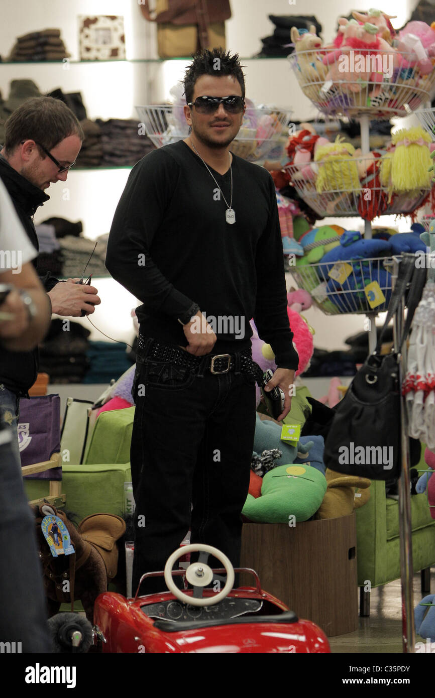 Peter Andre seen shopping with his wife at the Kitson and Tory Burch ...