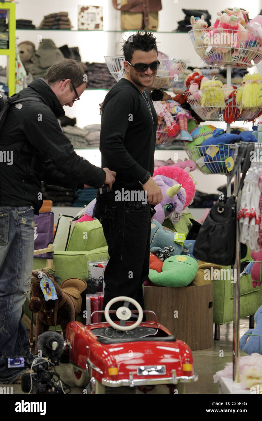 Peter Andre seen shopping with his wife at the Kitson and Tory Burch ...
