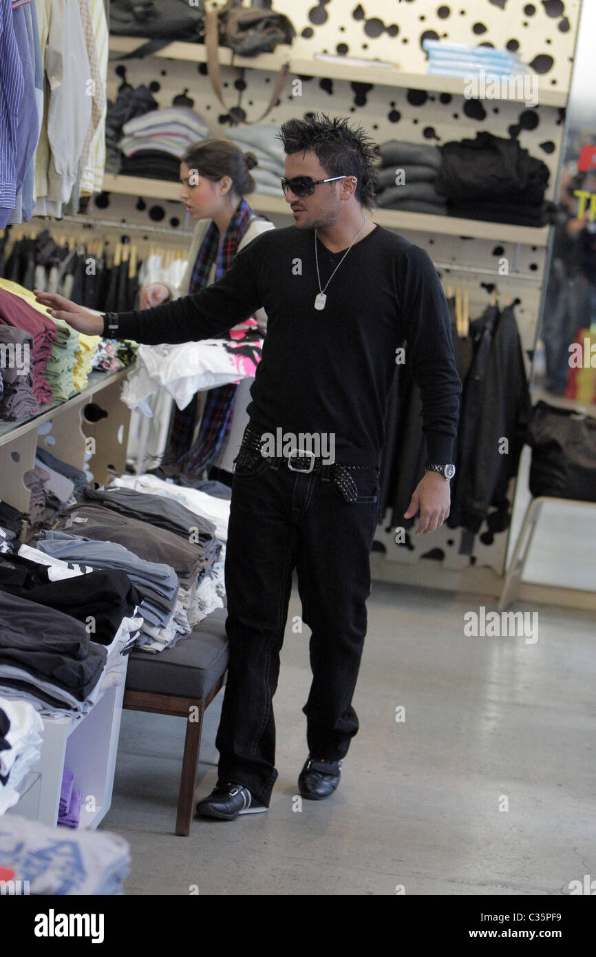 Peter Andre seen shopping with his wife at the Kitson and Tory Burch ...