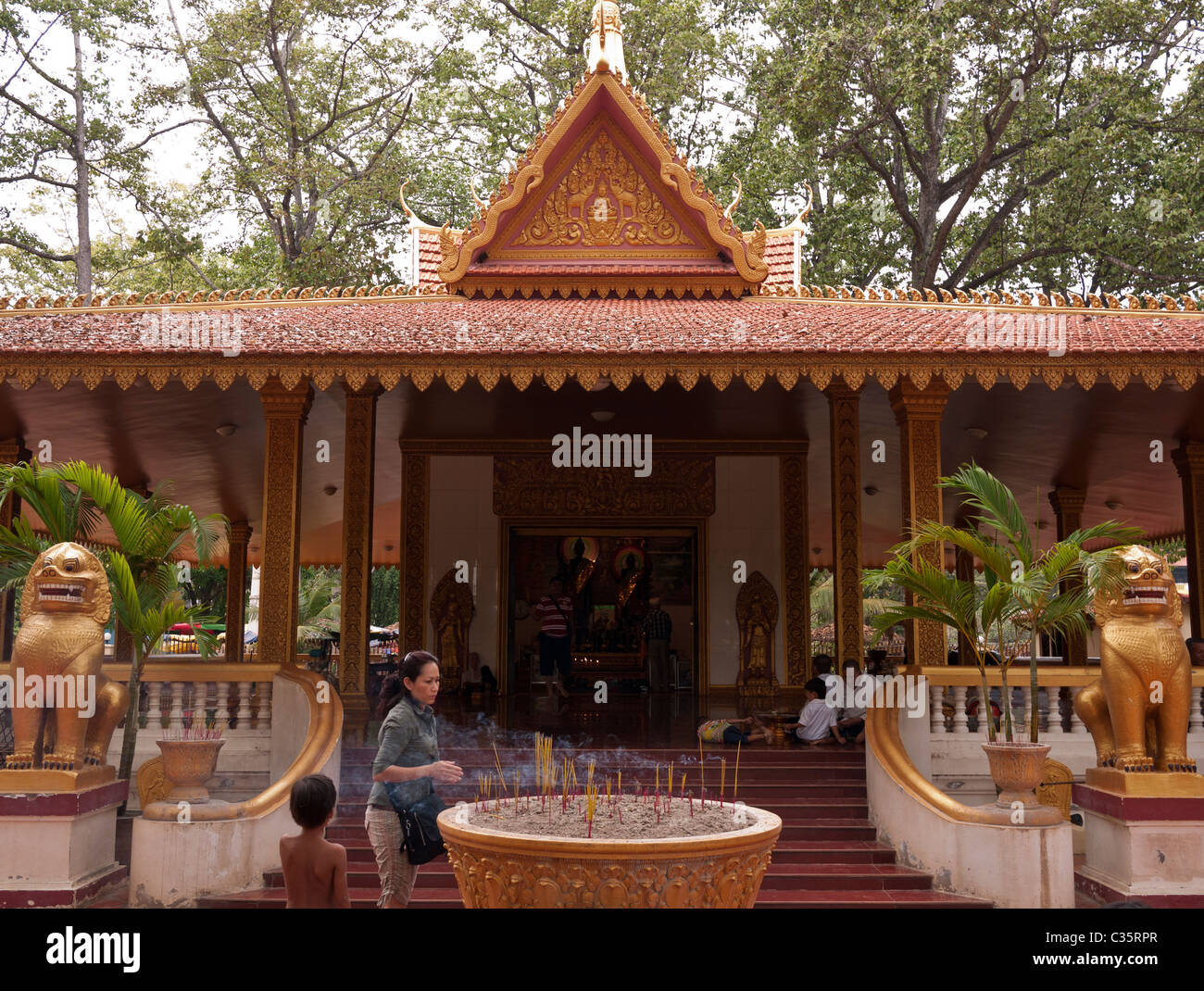 Preah Ang Chek and Preah Ang Chorm Shrine, Royal Independence Gardens ...