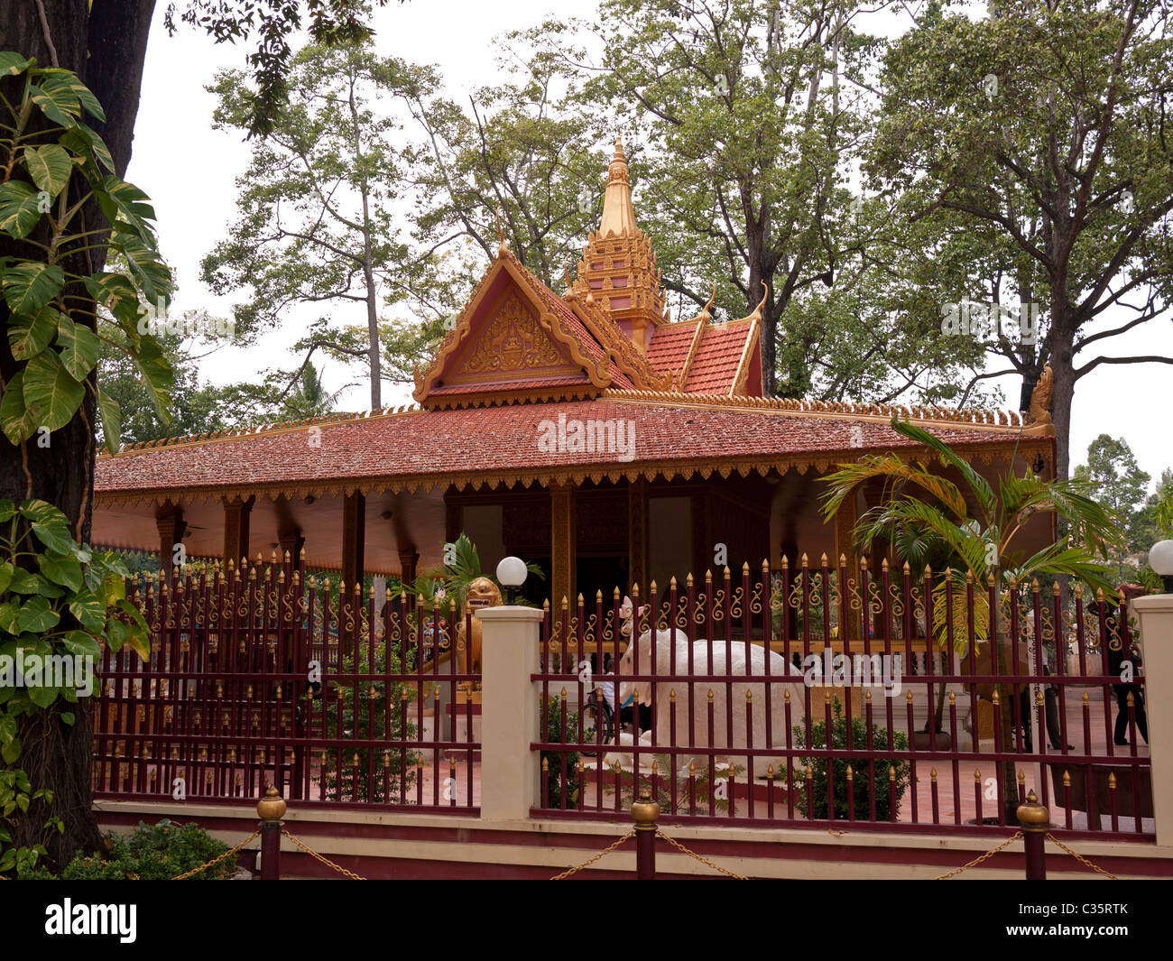 Preah Ang Chek and Preah Ang Chorm Shrine, Royal Independence Gardens ...