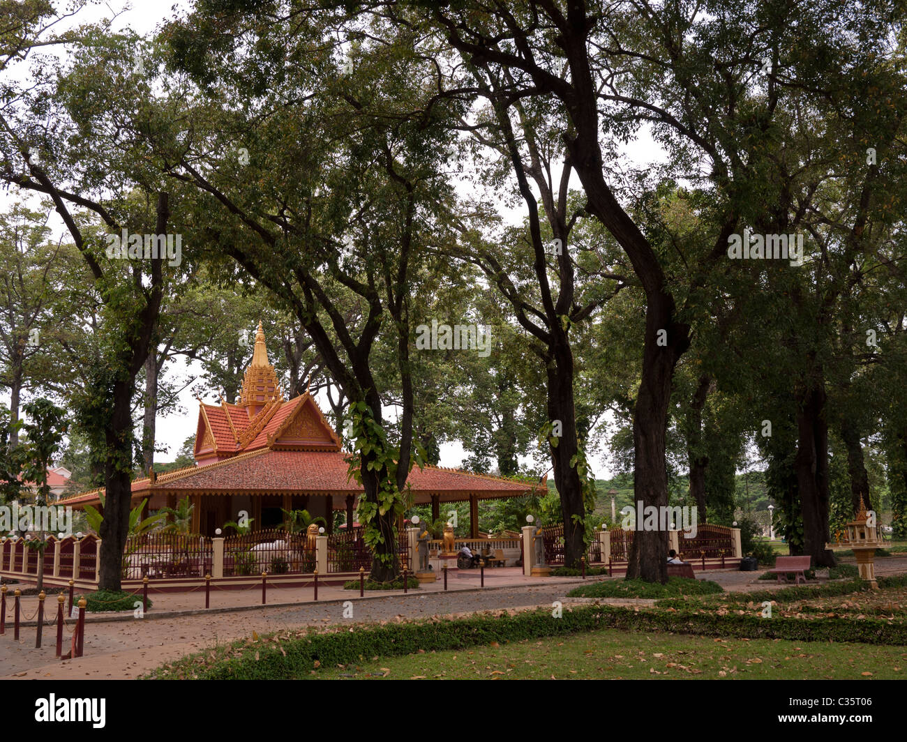Preah Ang Chek and Preah Ang Chorm Shrine, Royal Independence Gardens ...