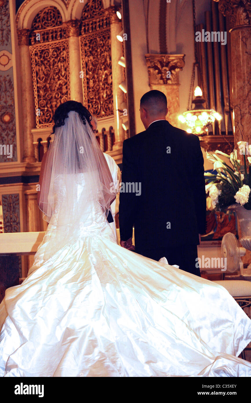 Couple getting married church hi-res stock photography and images - Alamy