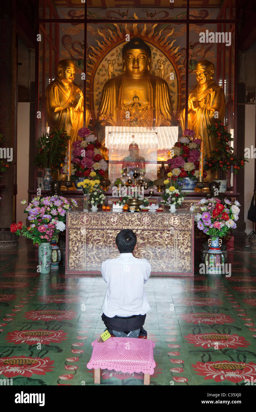 Kek Sok Si Temple, Penang Malaysia- praying man Stock Photo - Alamy