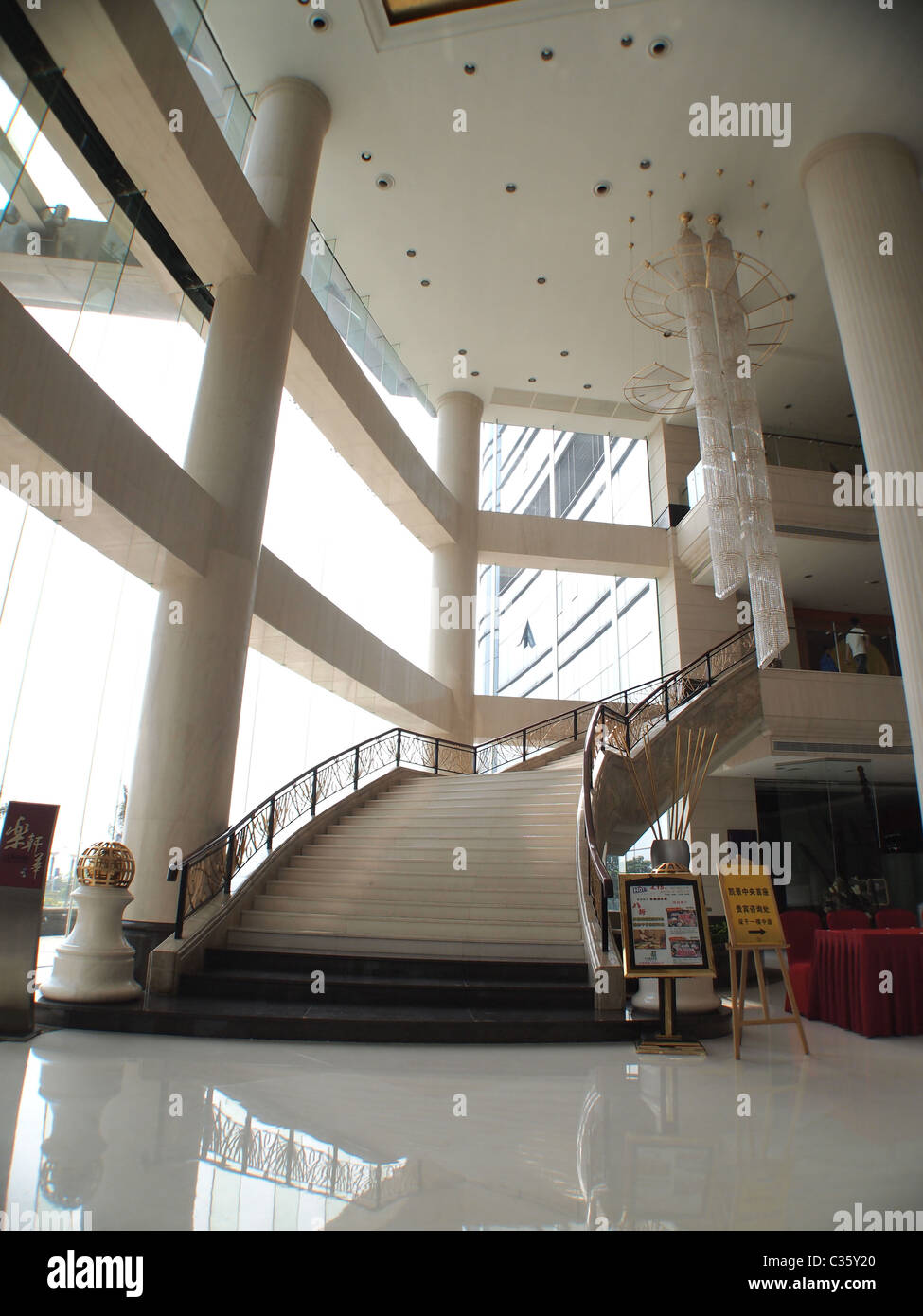 Grand column hi-res stock photography and images - Alamy