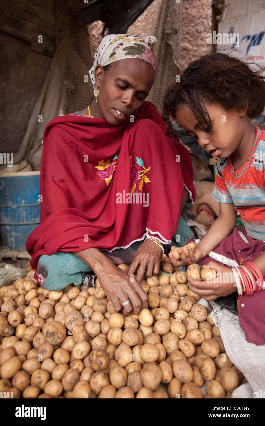 Hunger cloth ethiopia hi-res stock photography and images - Alamy
