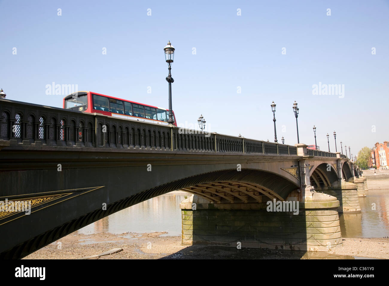 Battersea bridge bus hi-res stock photography and images - Alamy