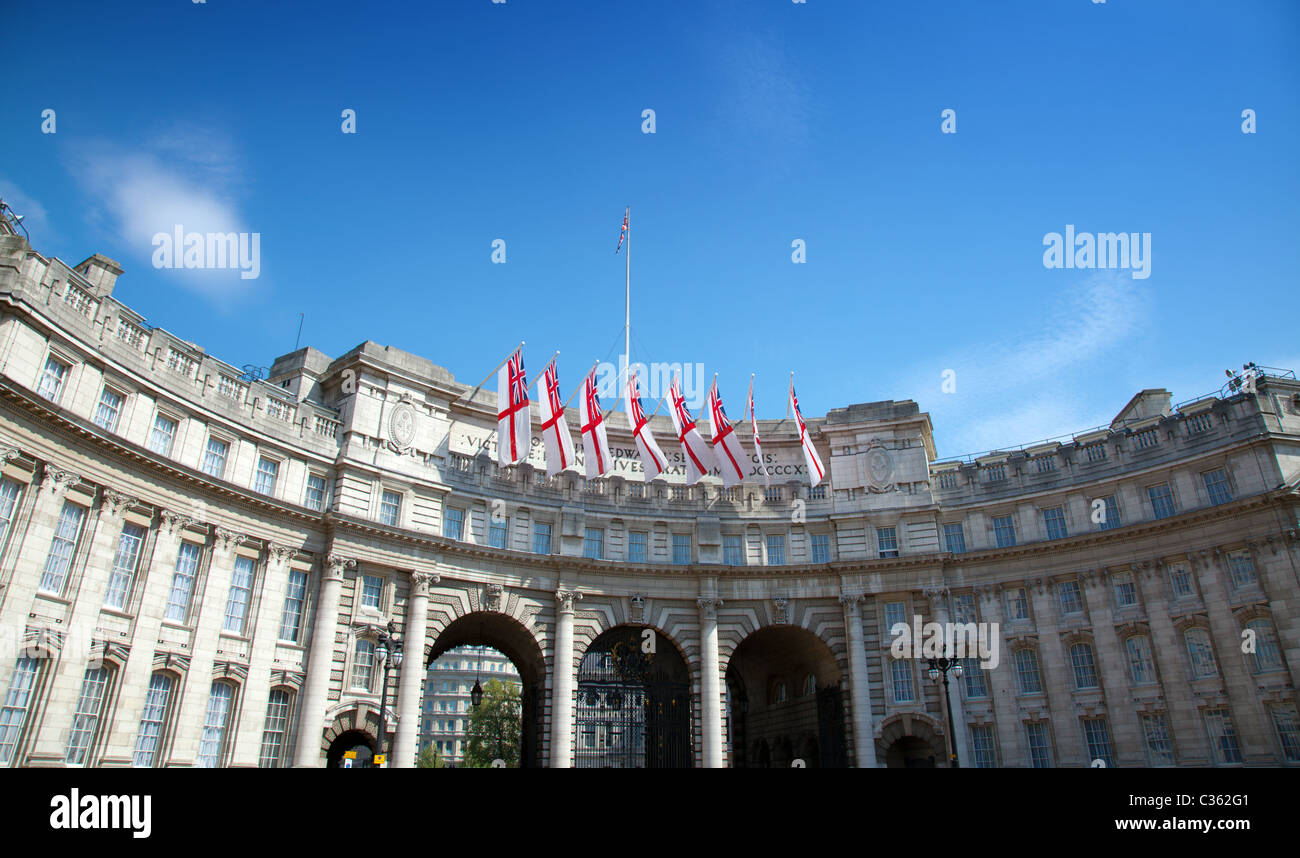 Historic gate at the Mall between Buckingham Palace and Trafalgar ...
