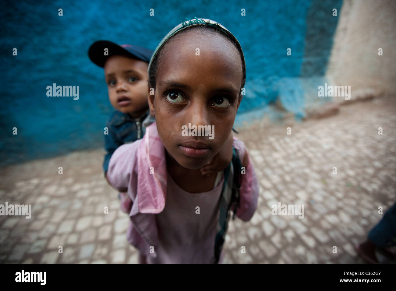 Ethiopian carrying child on back hi-res stock photography and images ...
