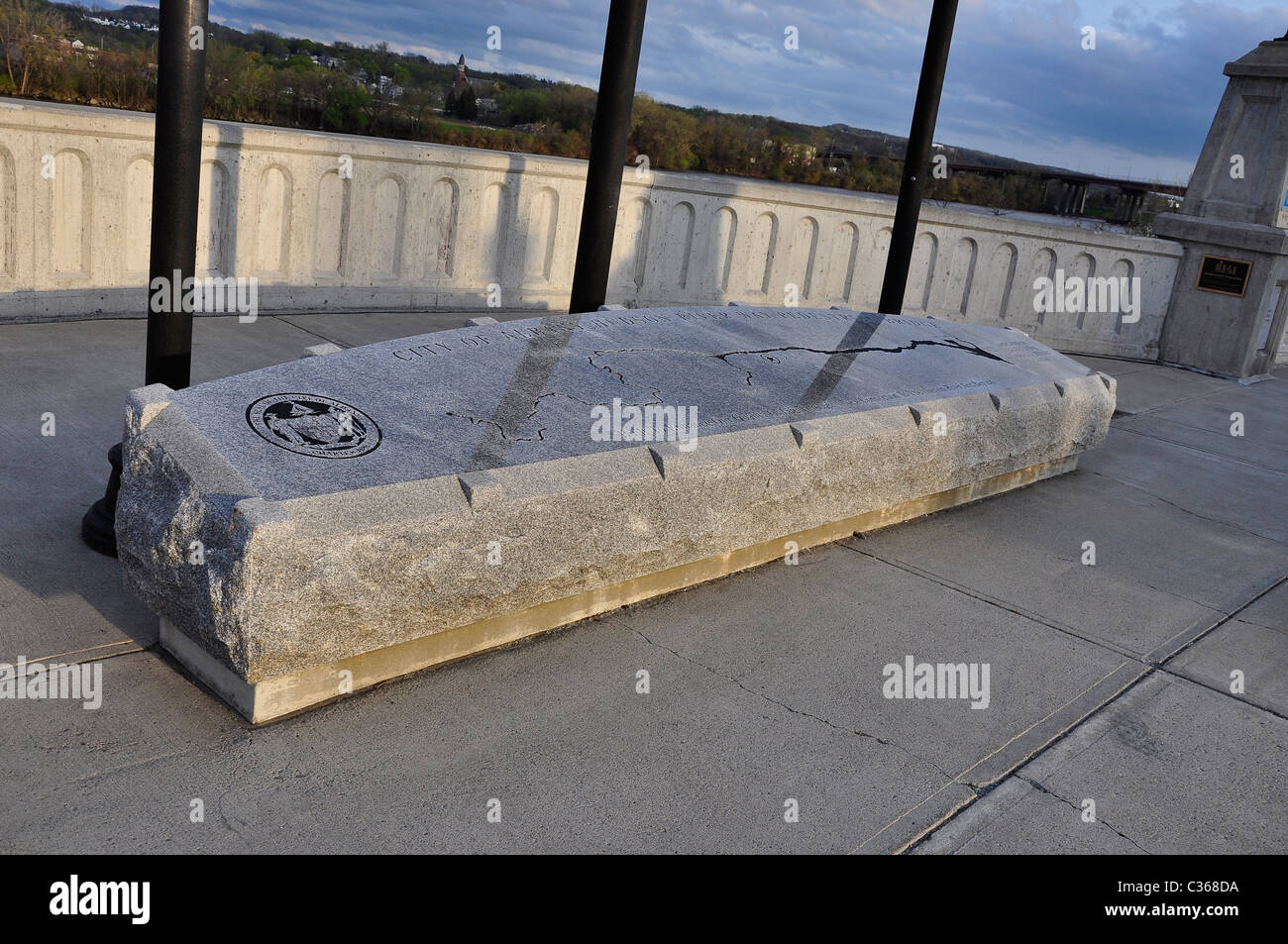 The memorial stone on Hudson River Way Stock Photo - Alamy