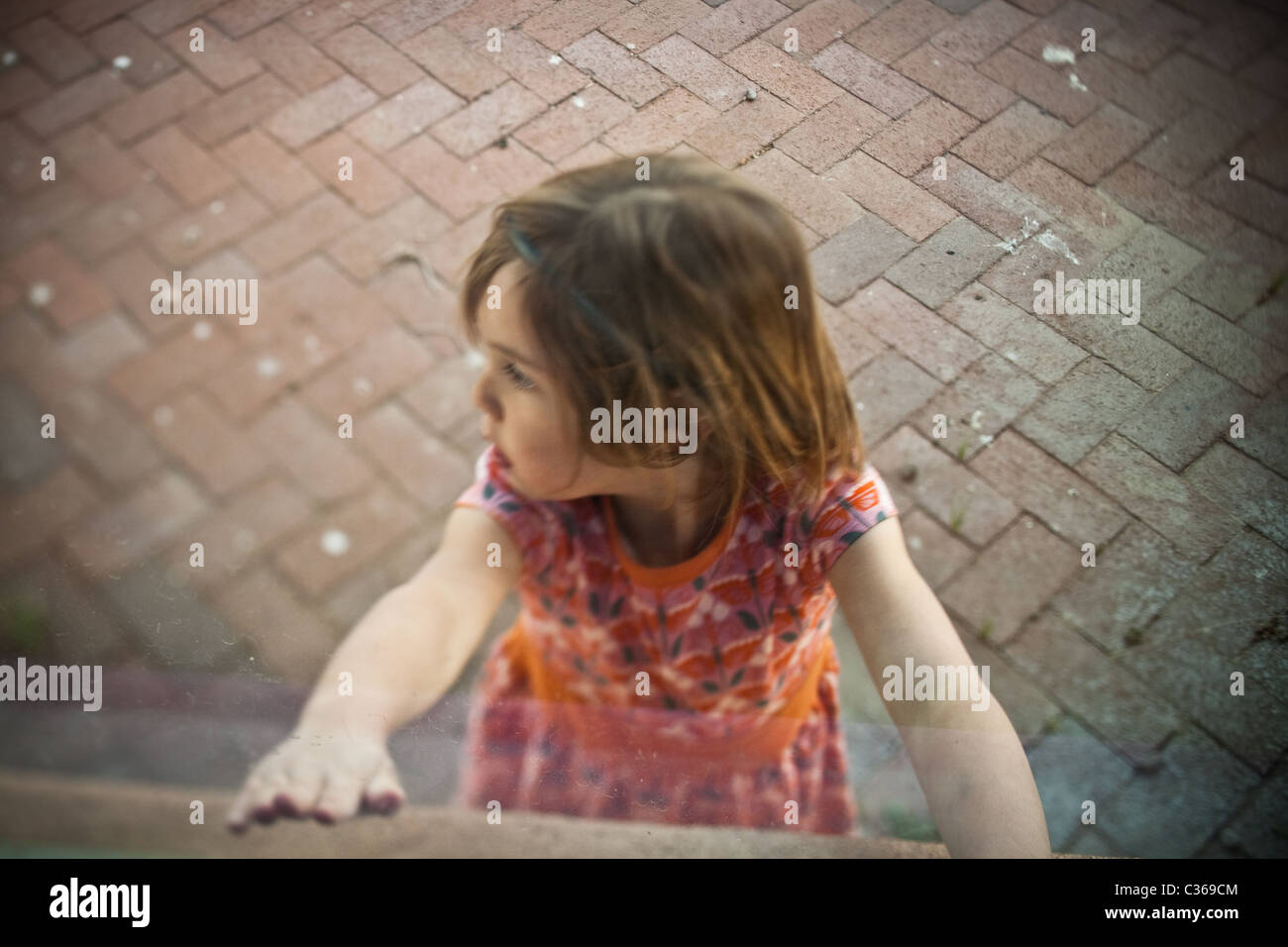 Lonely child waiting someone hi-res stock photography and images - Alamy