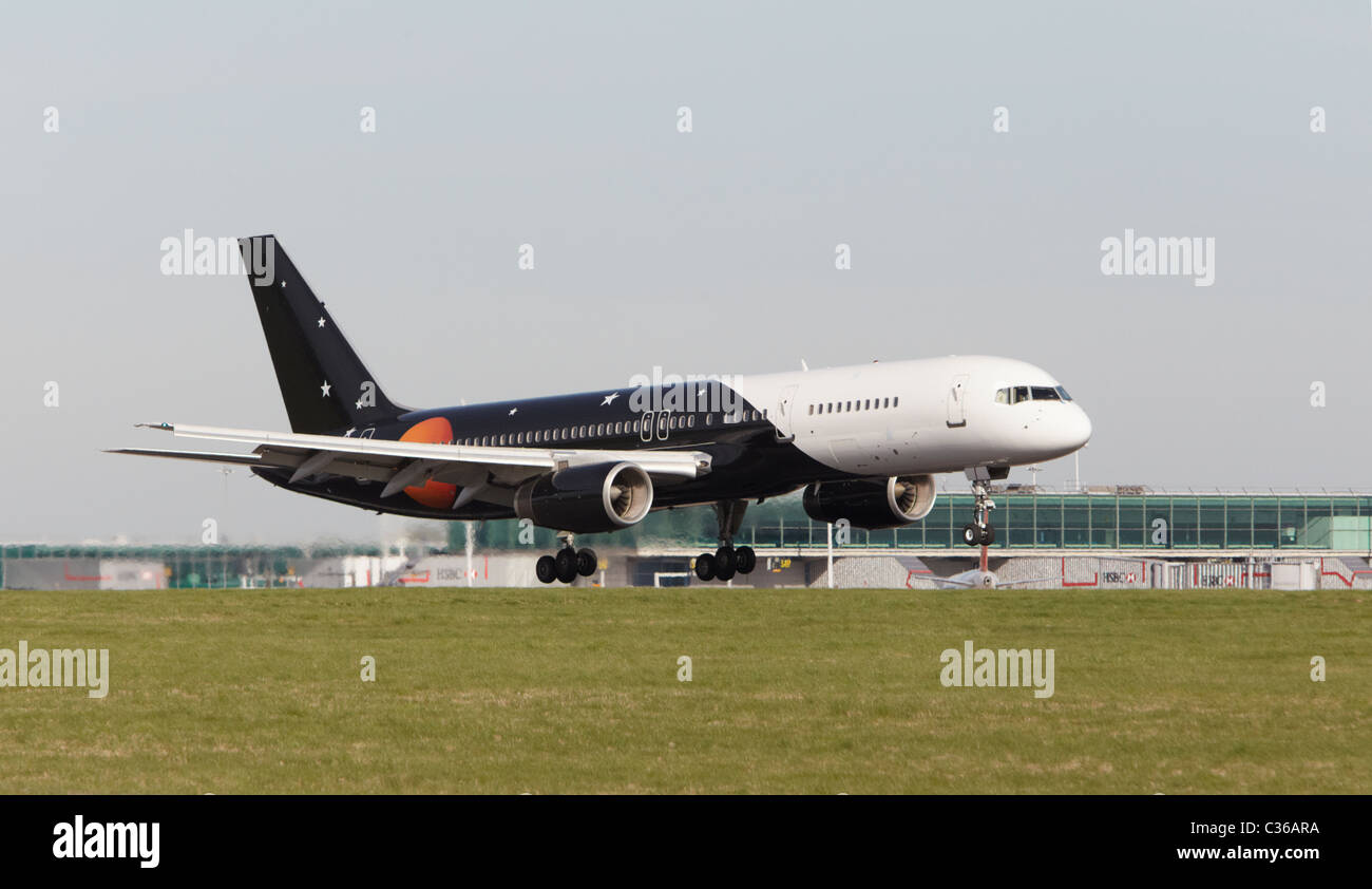 Boeing 757 200 cockpit hi-res stock photography and images - Alamy
