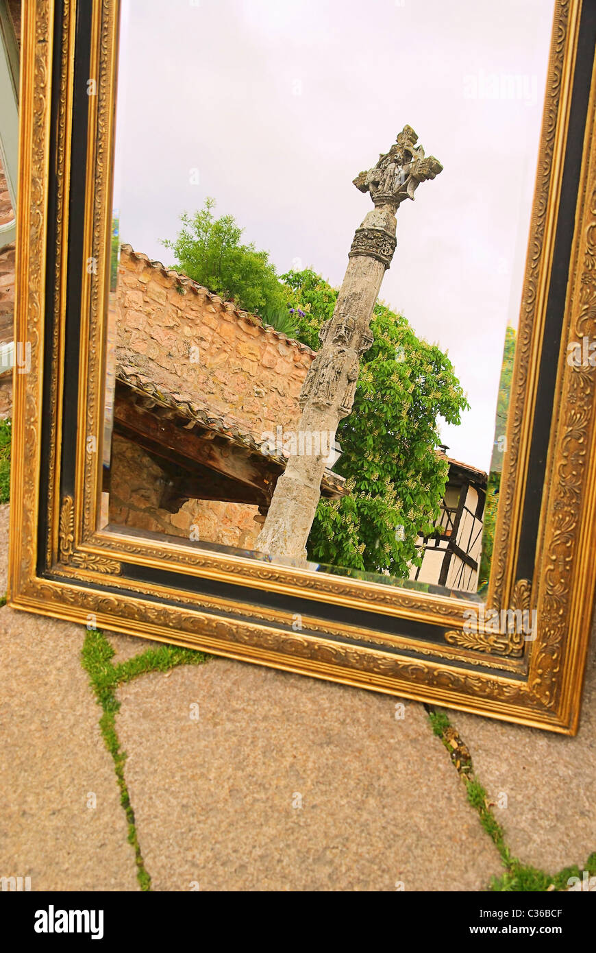 Kreuz Spiegel - cross mirror 01 Stock Photo - Alamy