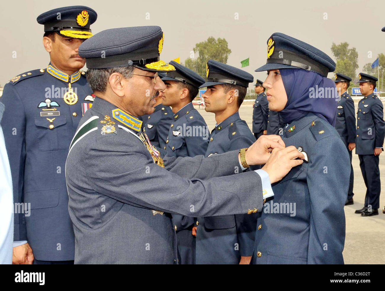 Air Chief Marshal.Rao Qamar Suleman, Chief of the Air Staff, awards ...
