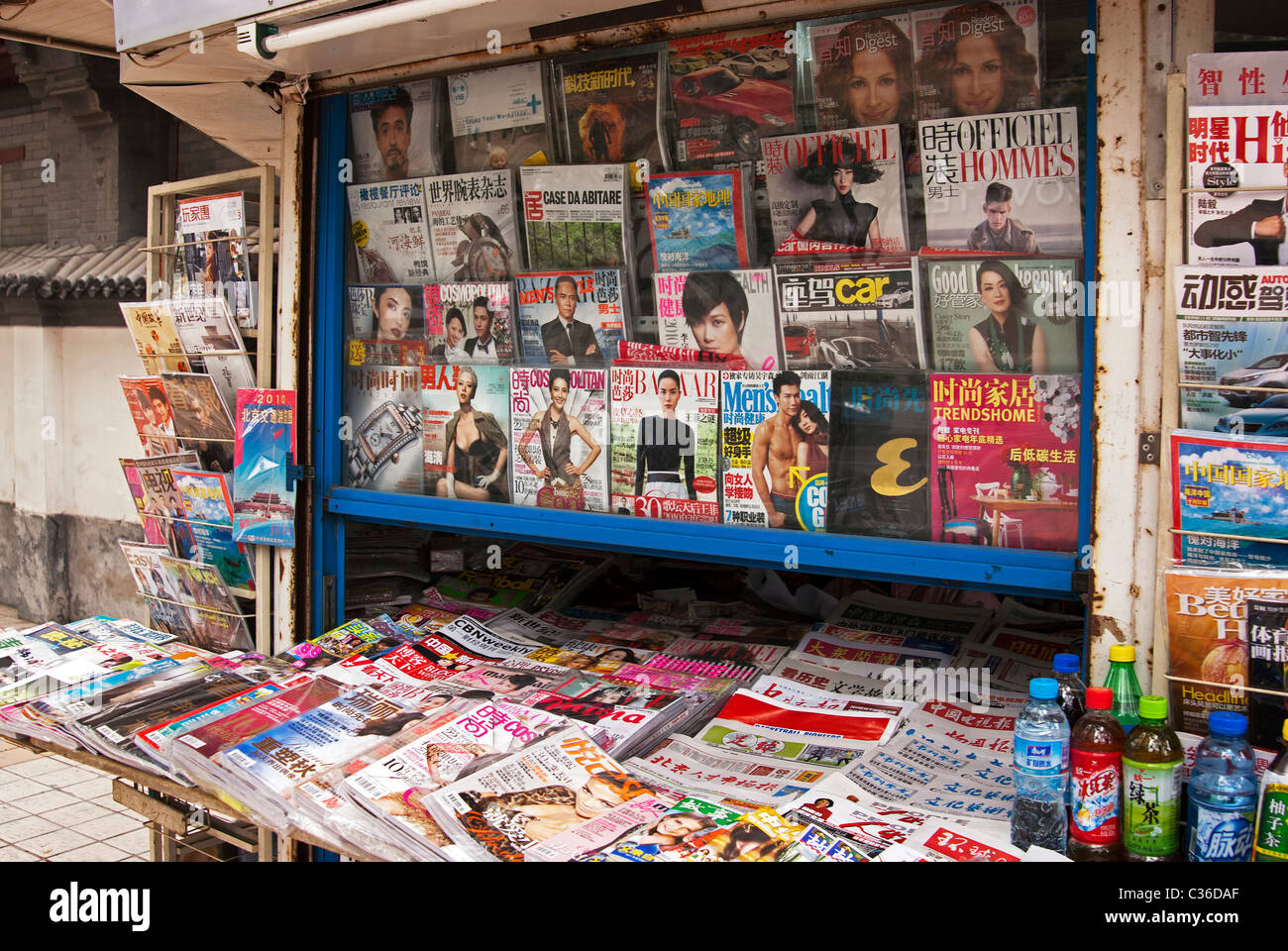 Magazine stall hi-res stock photography and images - Alamy