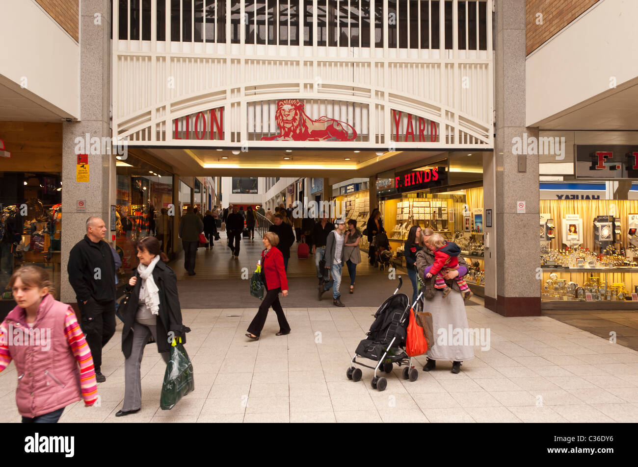 Lion yard shopping centre cambridge hi-res stock photography and images ...