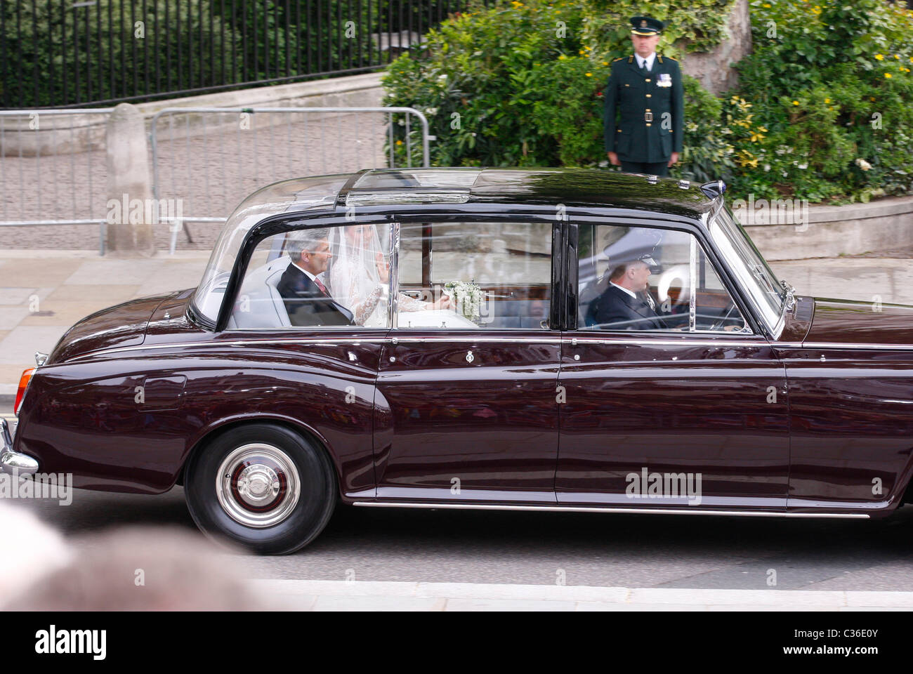KATE MIDDLETON & FATHER MICHAEL MIDDLETON ROYAL BRIDE WEDDING ...