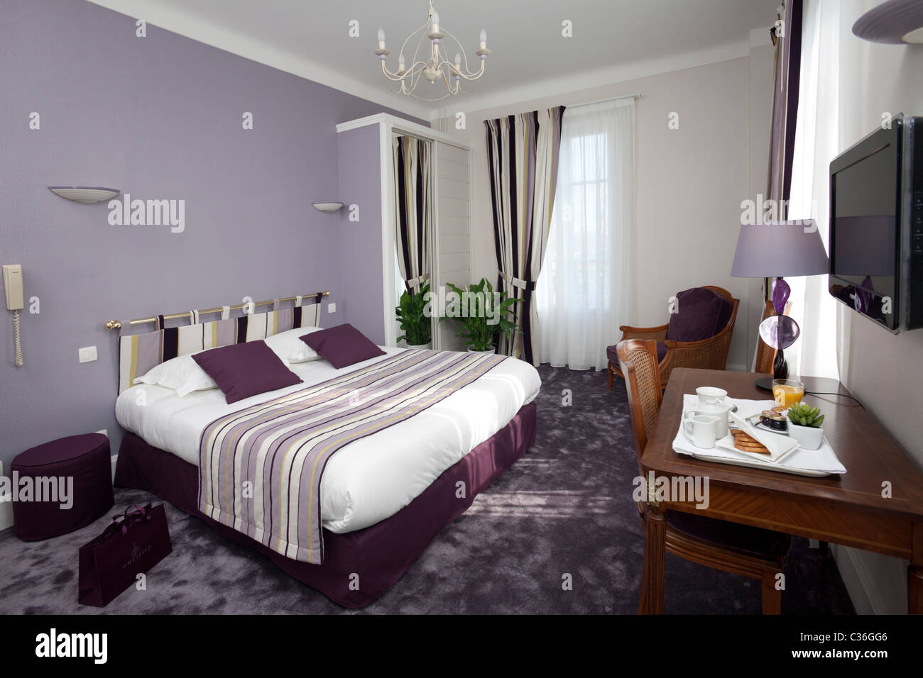A purple hotel double room (France). Chambre d'hôtel violette (France ...