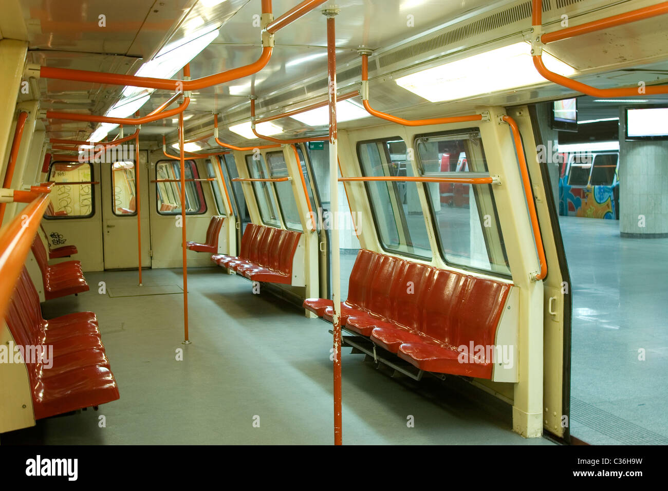 Open subway doors hi-res stock photography and images - Alamy