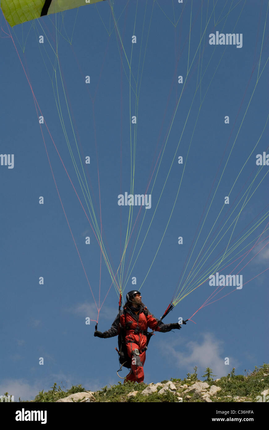 Para glider pilot with wing overhead getting ready for launch Stock ...