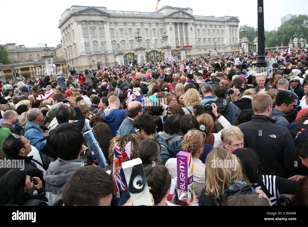 Buckingham palace crowd hi-res stock photography and images - Alamy
