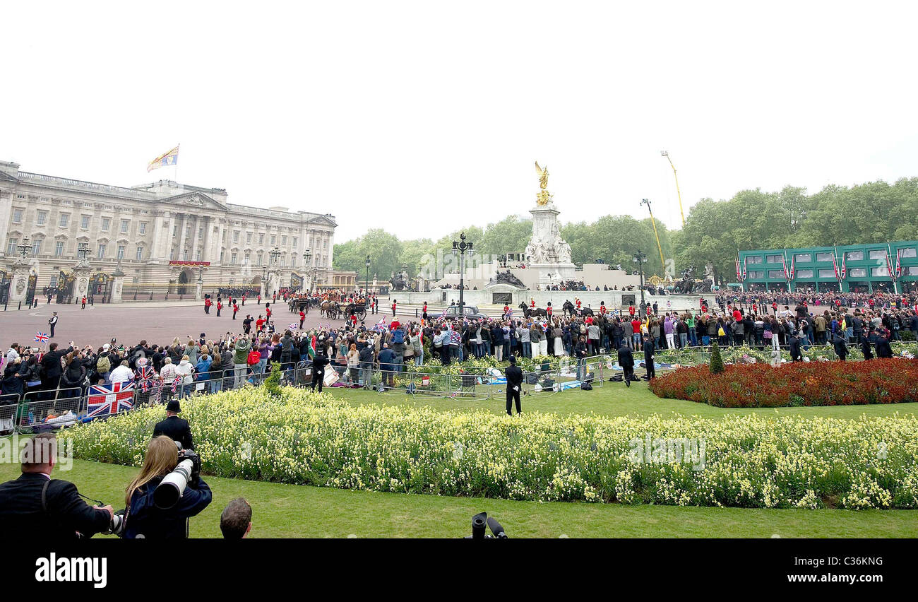 Prince william buckingham palace hi-res stock photography and images ...