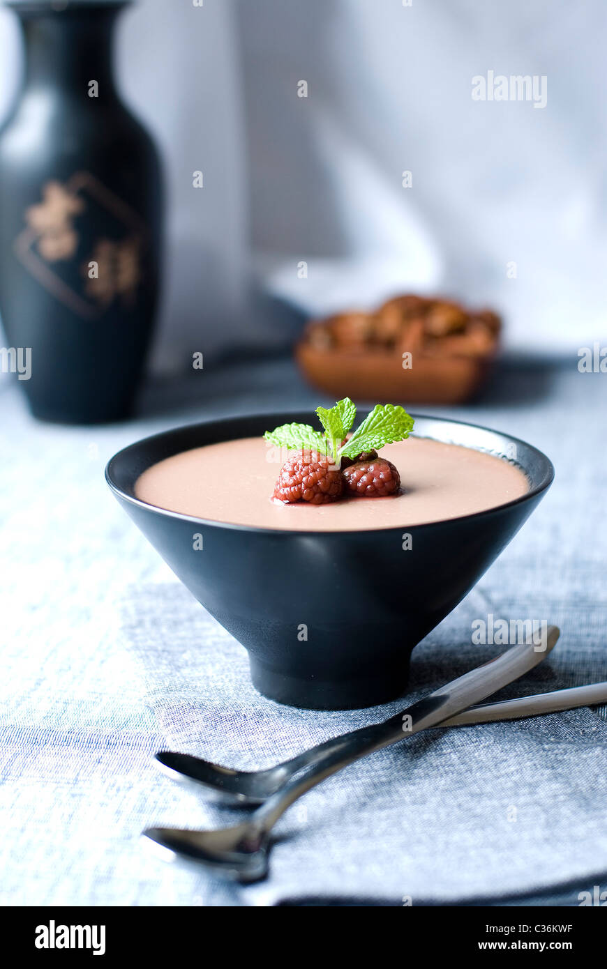 Milk chocolate mousse hi-res stock photography and images - Alamy