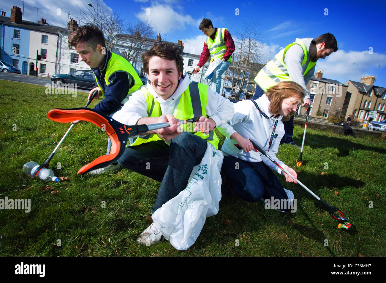 Picking up litter uk hi-res stock photography and images - Alamy