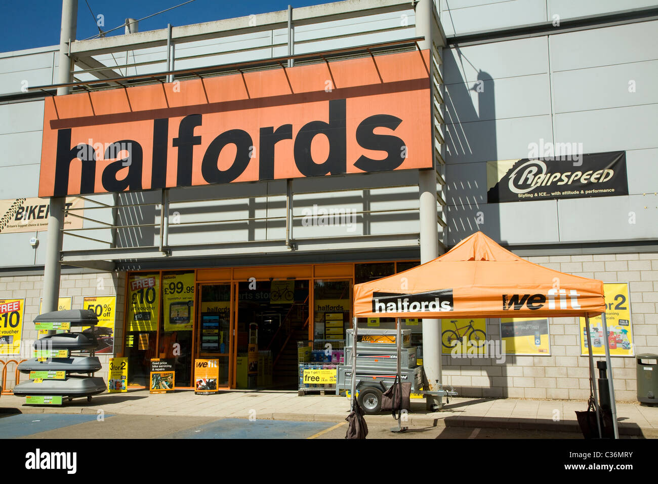 Halfords shop hi-res stock photography and images - Alamy
