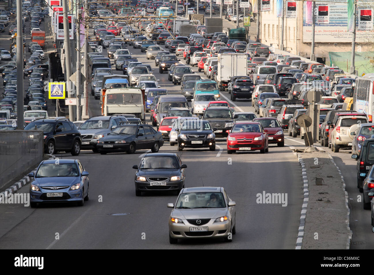 Cars traffic road hi-res stock photography and images - Alamy