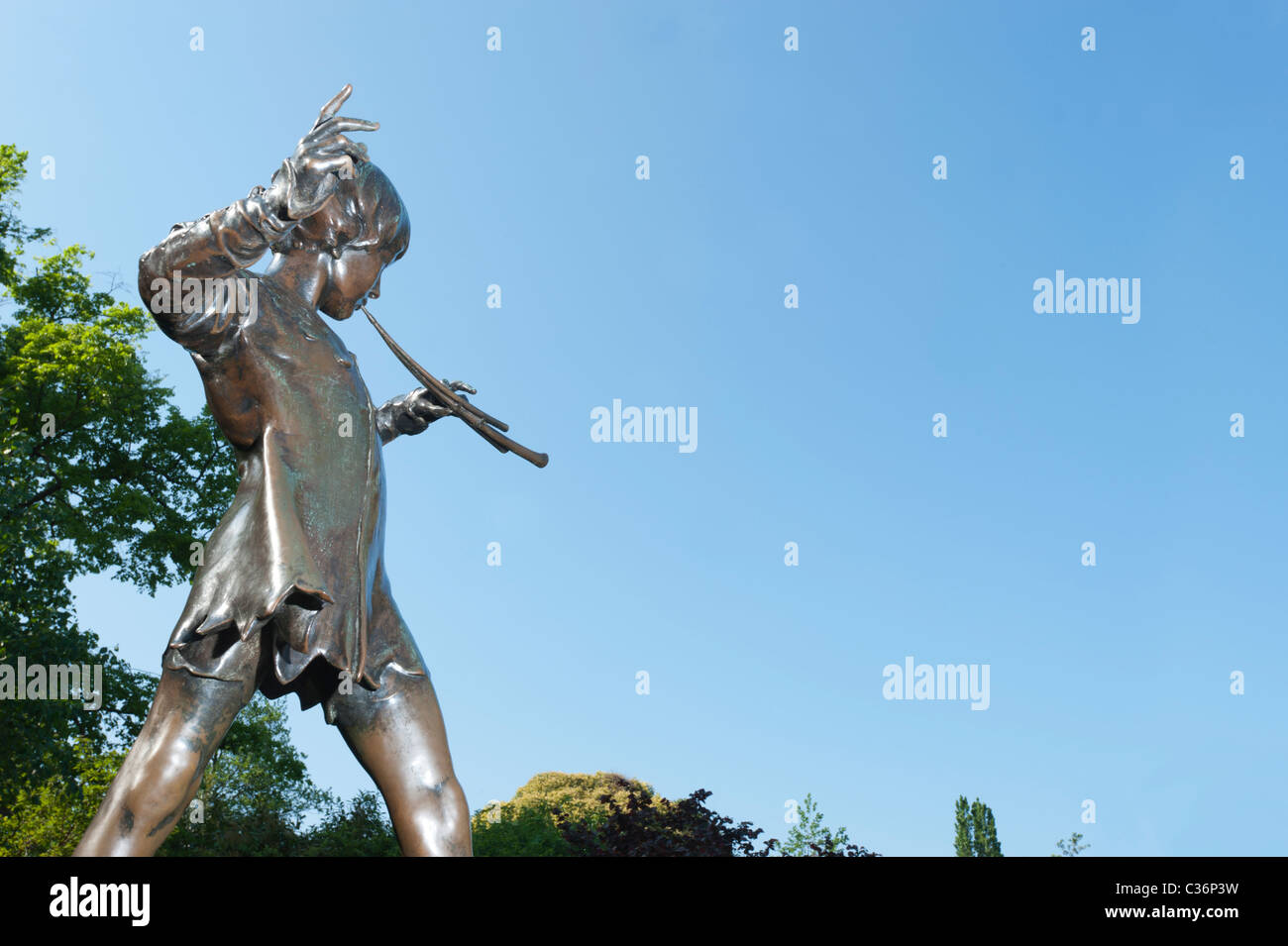 Peter pan statue kensington gardens hi-res stock photography and images ...