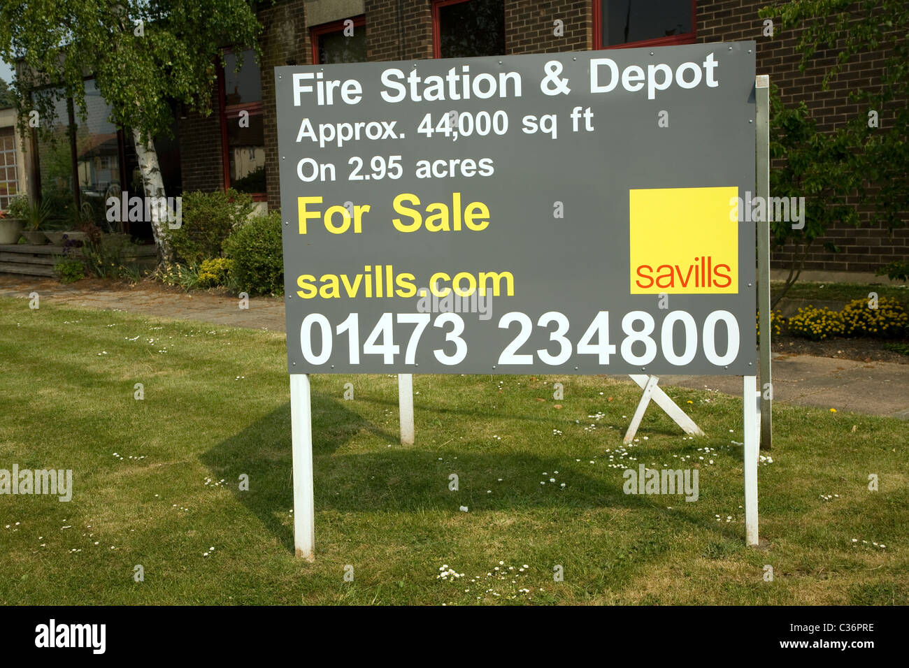 Station closed sign hi-res stock photography and images - Alamy