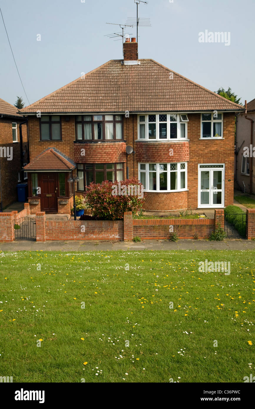 Semi detached house bay windows 1930s hi-res stock photography and ...