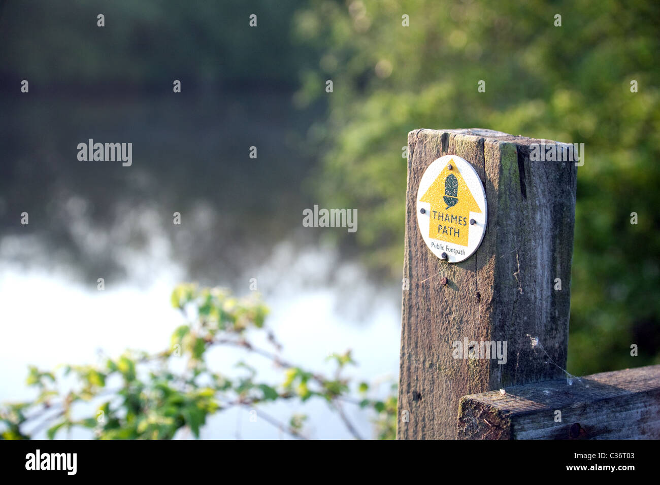 Thames river signs hi-res stock photography and images - Alamy