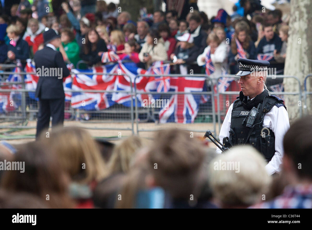 Armed policeman in London Stock Photo - Alamy