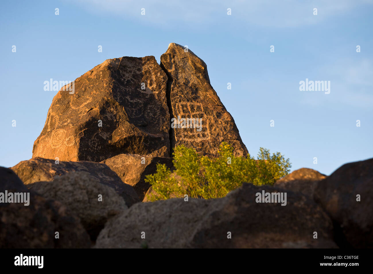 Western Archaic style (7,500 B.C. - 1 A.D.) geometric rock art at the ...