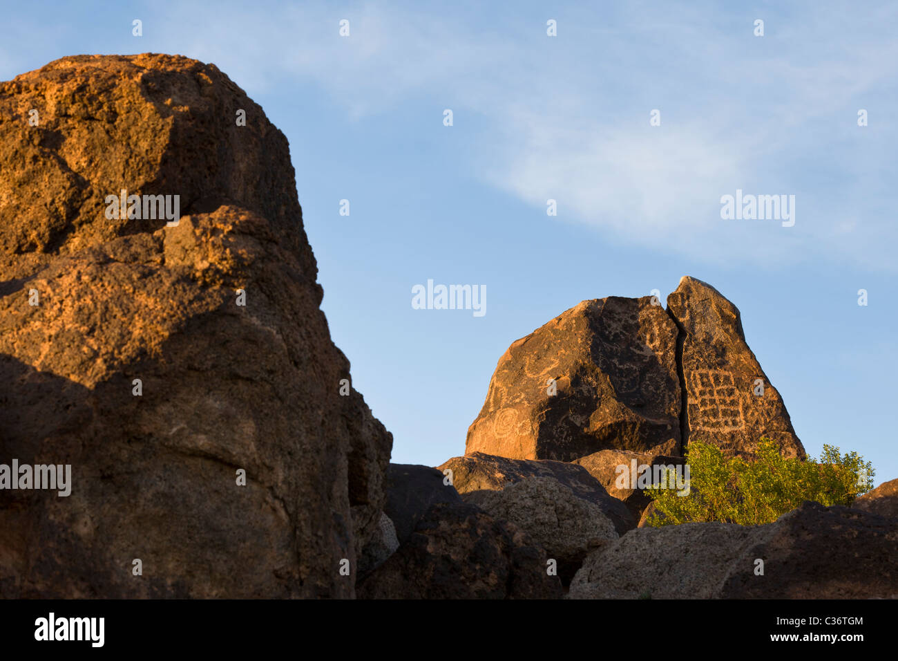 Western Archaic style (7,500 B.C. - 1 A.D.) geometric rock art at the ...