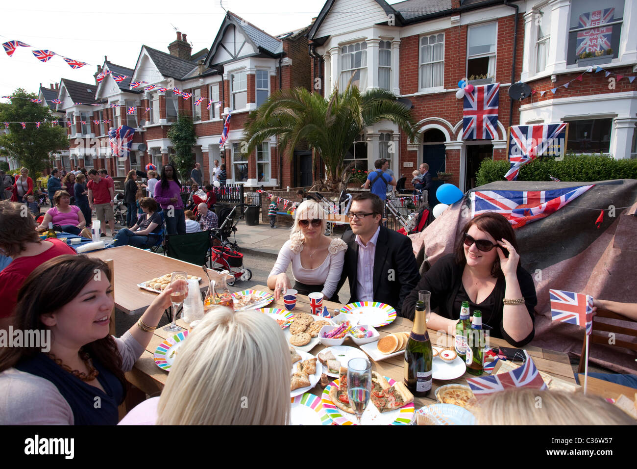 Street party uk bunting hi-res stock photography and images - Alamy