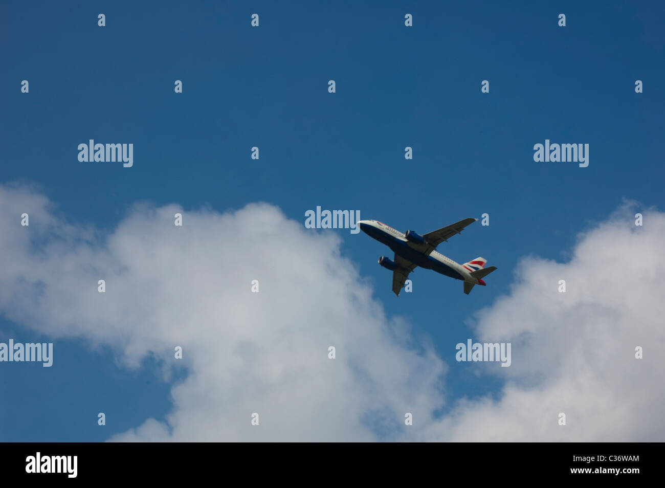 Plane passing hi-res stock photography and images - Alamy