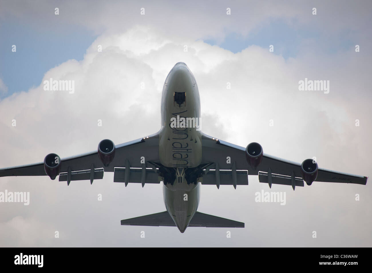 747 flying overhead jet hi-res stock photography and images - Alamy