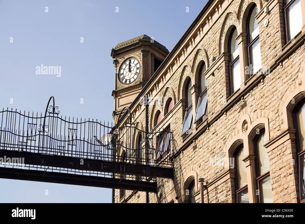 Bridge between two buildings hi-res stock photography and images - Alamy