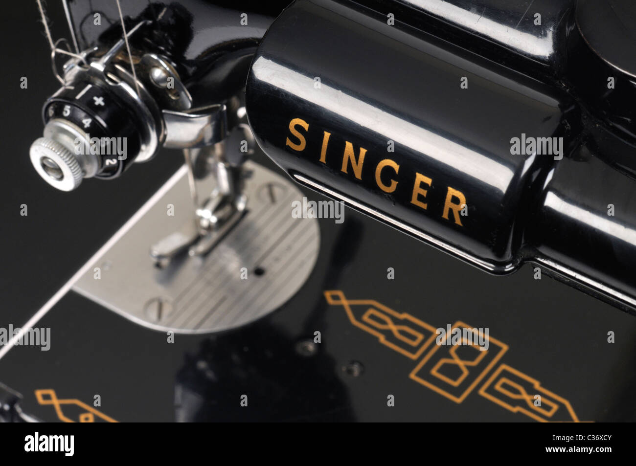 Singer antique sewing machine hi-res stock photography and images - Alamy