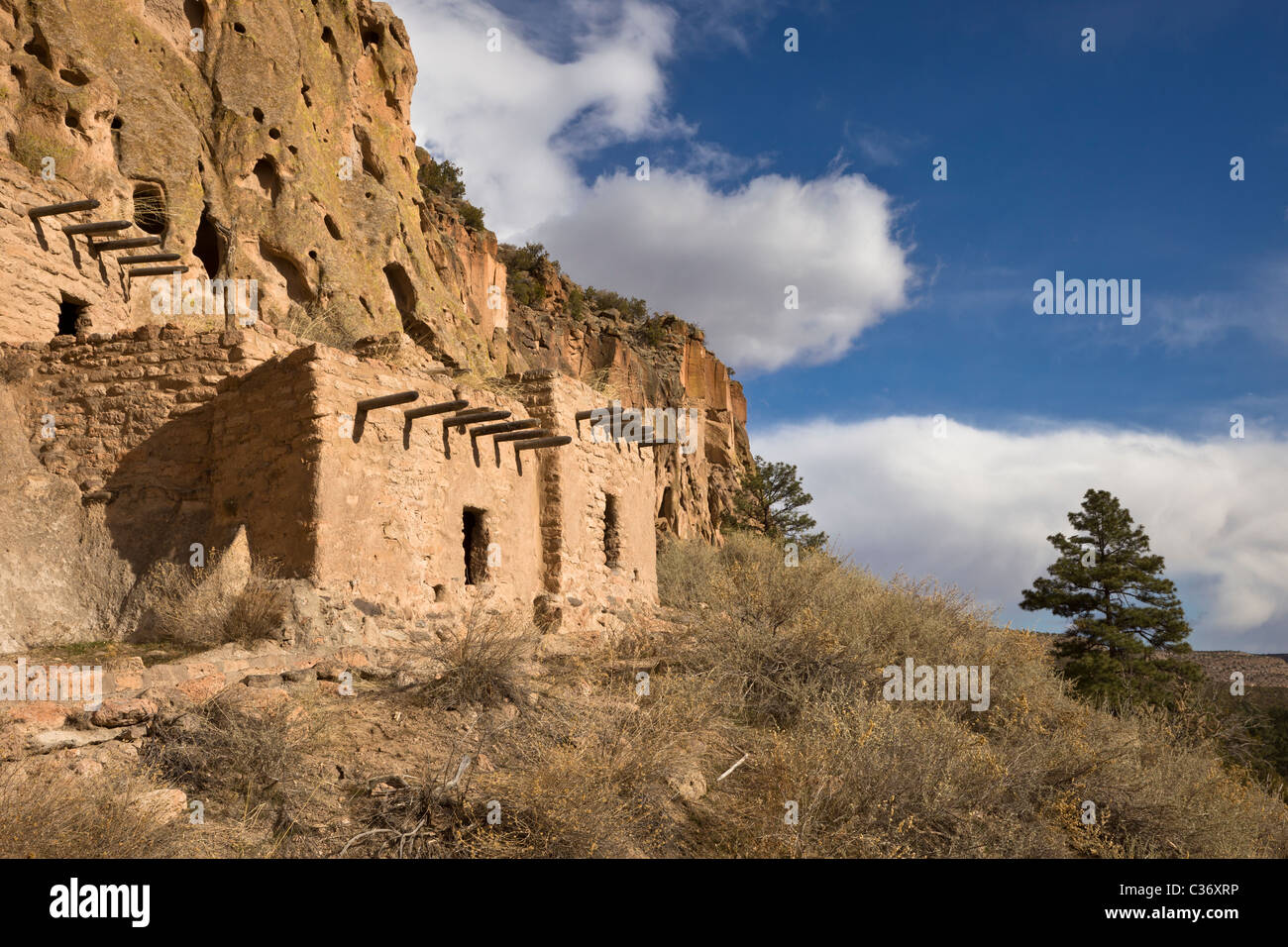 Native american cliff dwelling hi-res stock photography and images - Alamy