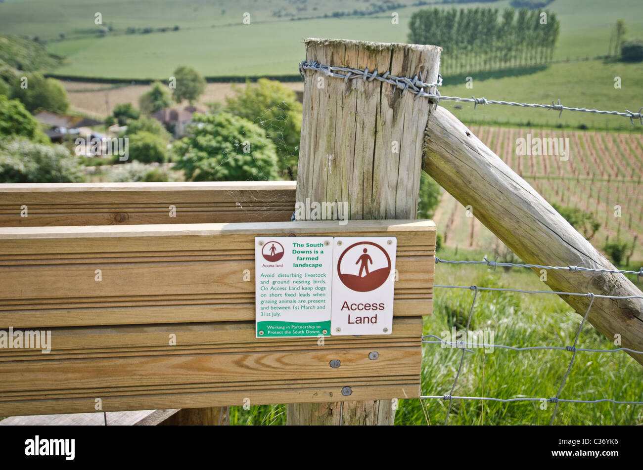 Access land sign on style Stock Photo - Alamy