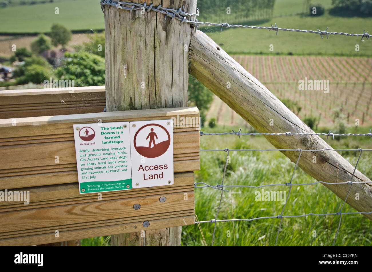 Access land sign on style Stock Photo - Alamy