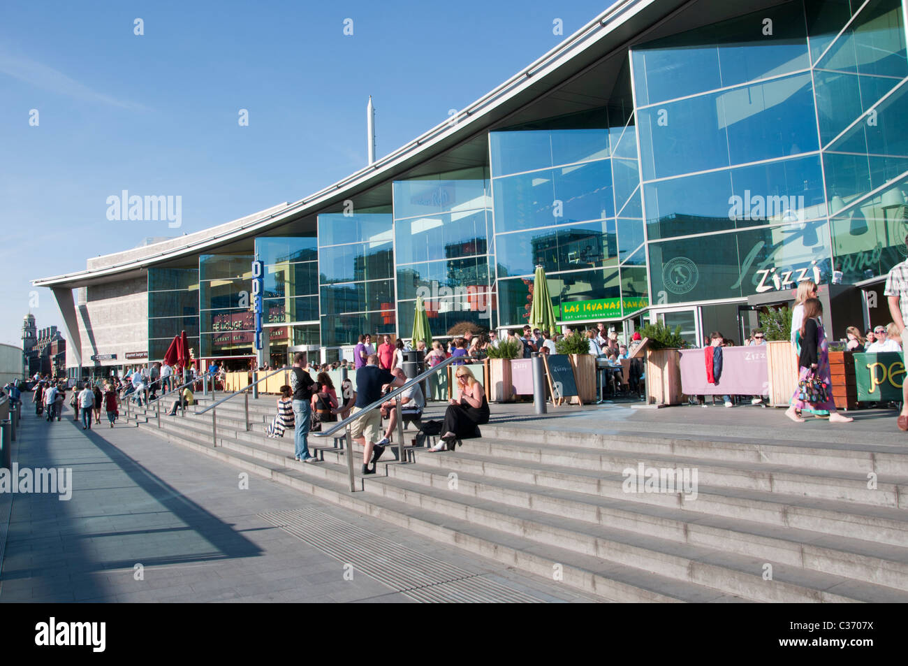 Shops and cafes in Liverpool One shopping and Leisure complex ...