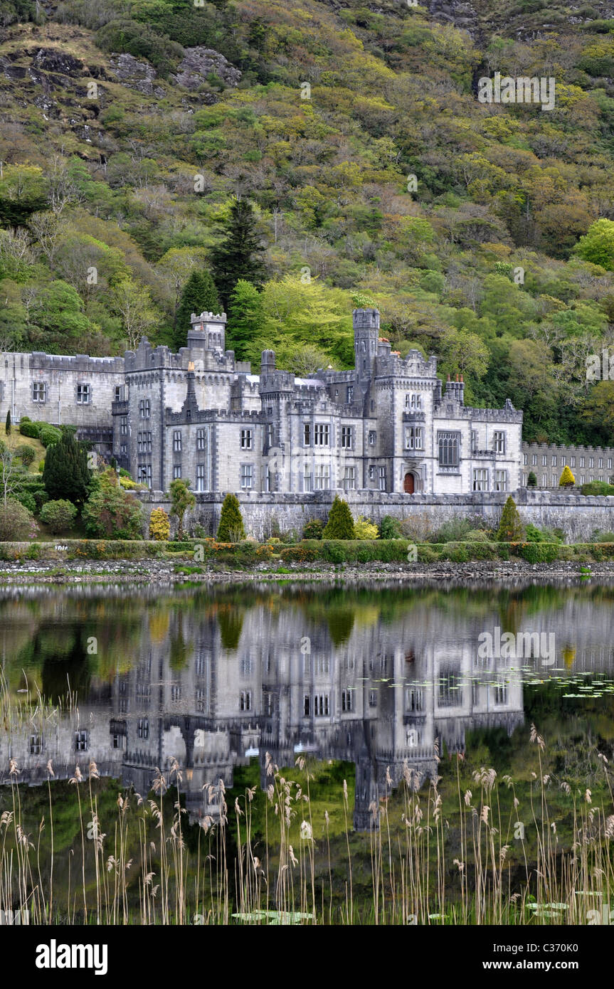 Kylemore Abbey, Kylemore, Connemara, Co. Galway, Irlanda Stock Photo ...