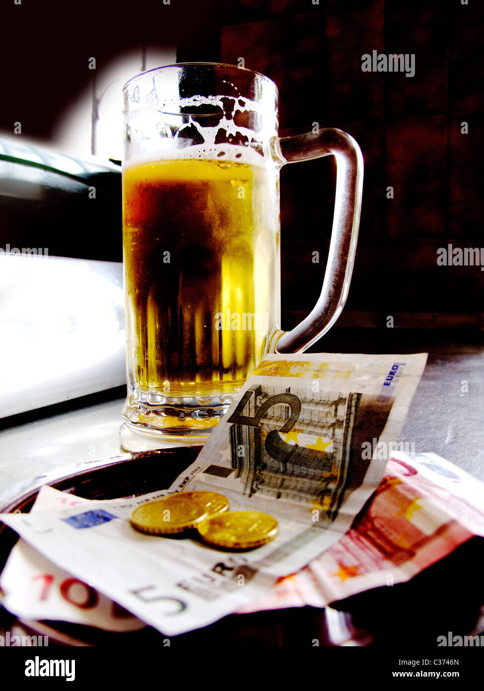Money pint beer hi-res stock photography and images - Alamy